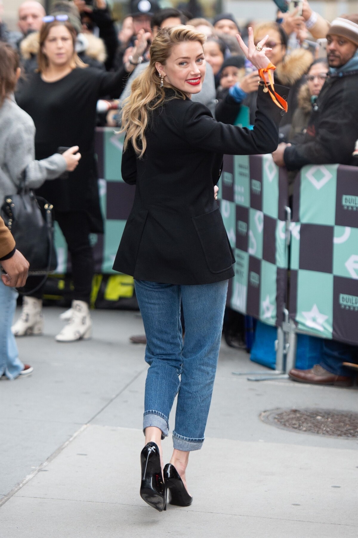 Photo : Amber Heard signe des autographes à son arrivée aux studios de ...