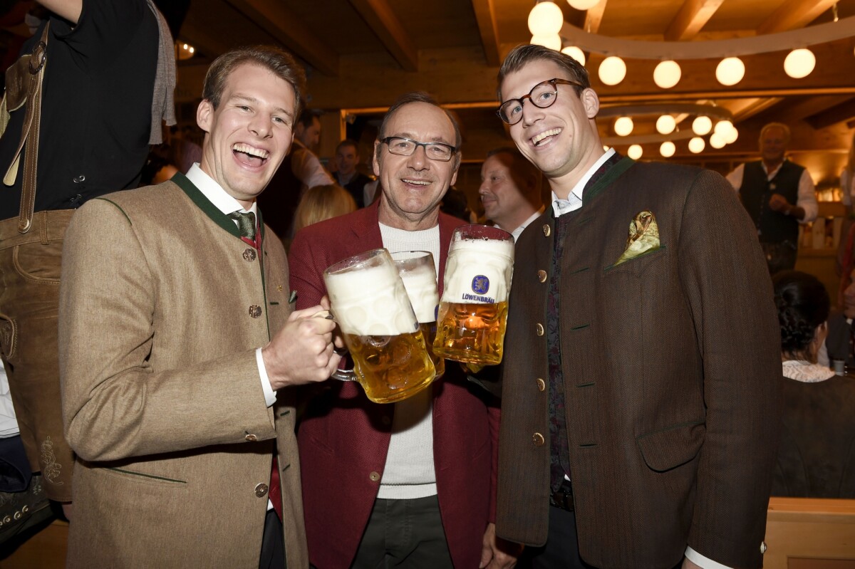 Photo : Kevin Spacey, Mathias Reinbold et Ludwig Reinbold lors de la fête de la bière ...