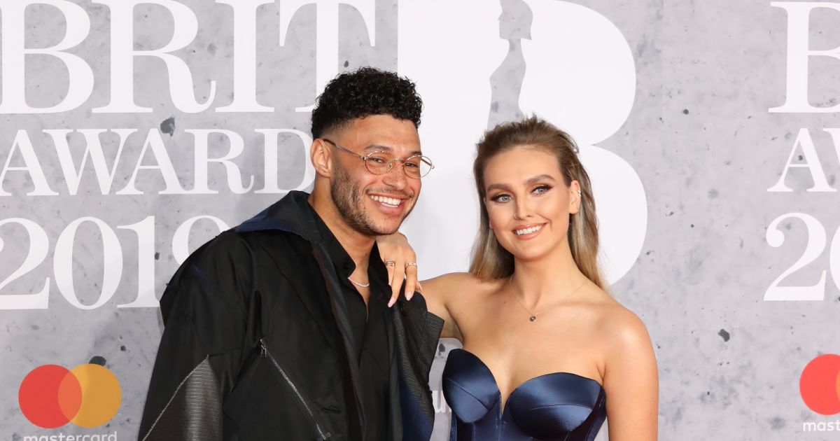 Perrie Edwards et son compagnon Alex Oxlade-Chamberlain au photocall de la cérémonie des Brit ...