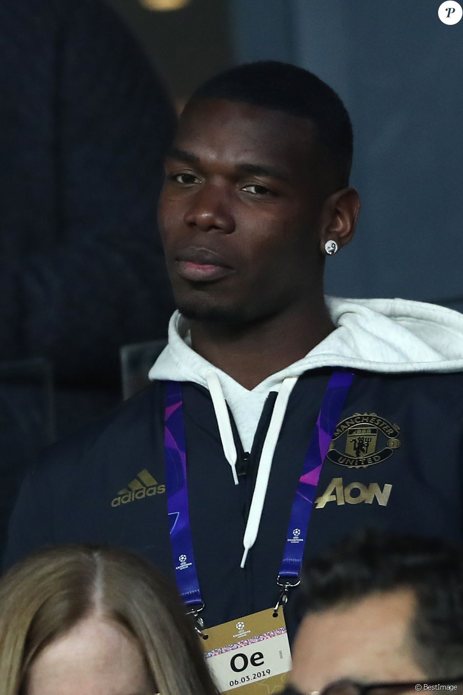 Paul Pogba dans les tribunes du parc des Princes lors du match de 8ème ...