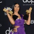 Cardi B dévoile sa nouvelle poitrine et embrasse fougueusement Offset ...