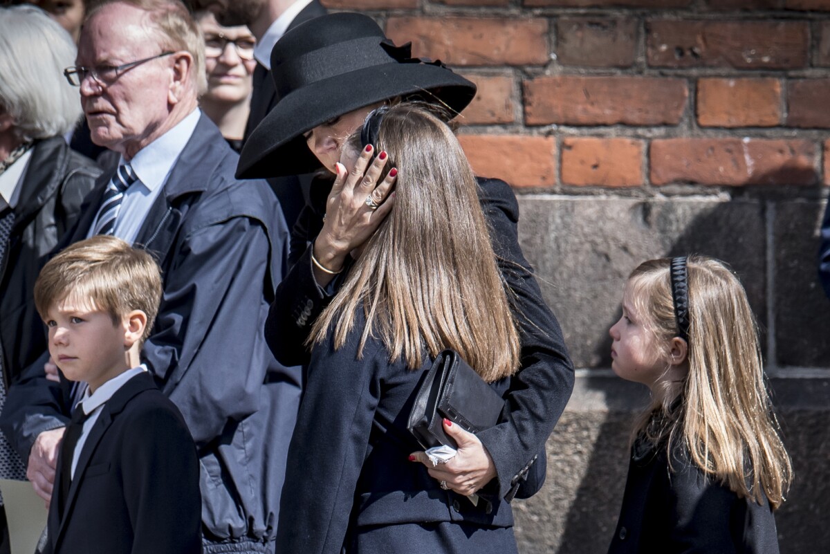 Photo : La princesse Mary de Danemark réconfortant sa fille Isabella ...