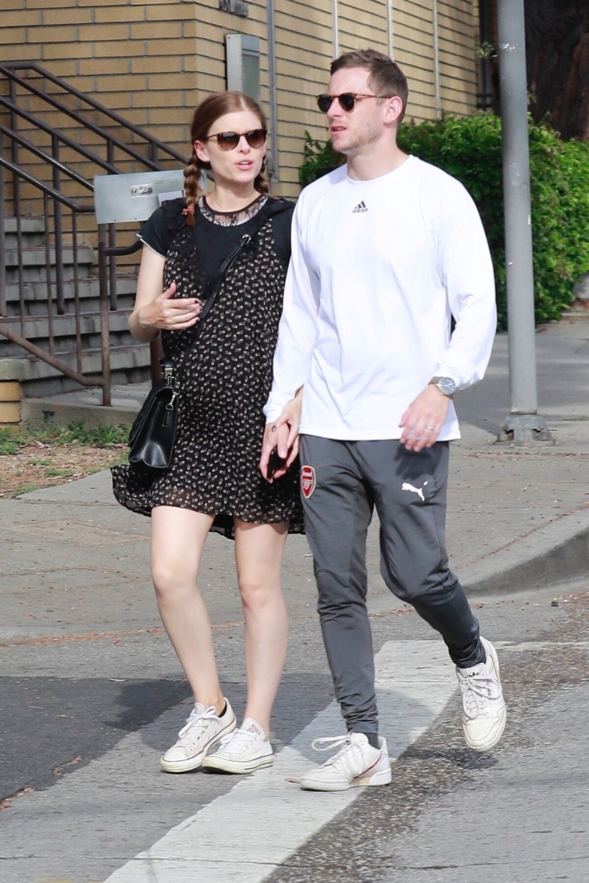 Photo : Exclusif - Jamie Bell se balade avec son fils Jack et sa femme ...