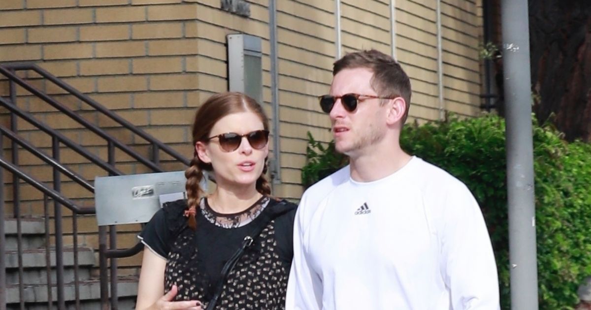 Exclusif - Jamie Bell se balade avec son fils Jack et sa femme Kate ...