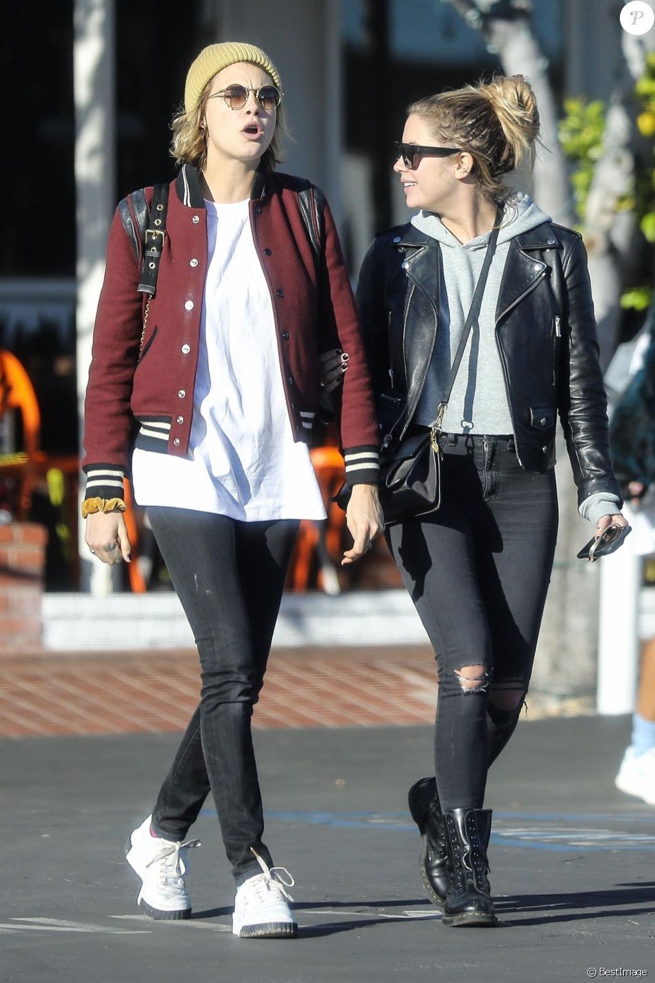 Cara Delevingne et sa compagne Ashley Benson se promènent dans les rues ... Cara Delevingne et sa compagne Ashley Benson se promènent dans les rues ...