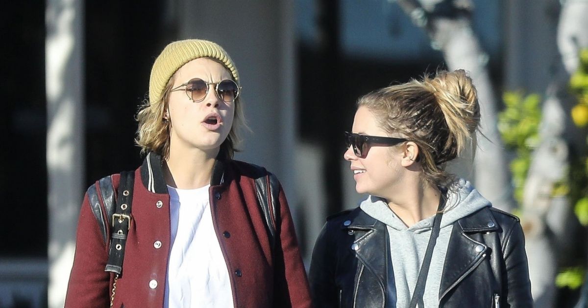 Cara Delevingne et sa compagne Ashley Benson se promènent dans les rues ... Cara Delevingne et sa compagne Ashley Benson se promènent dans les rues ...