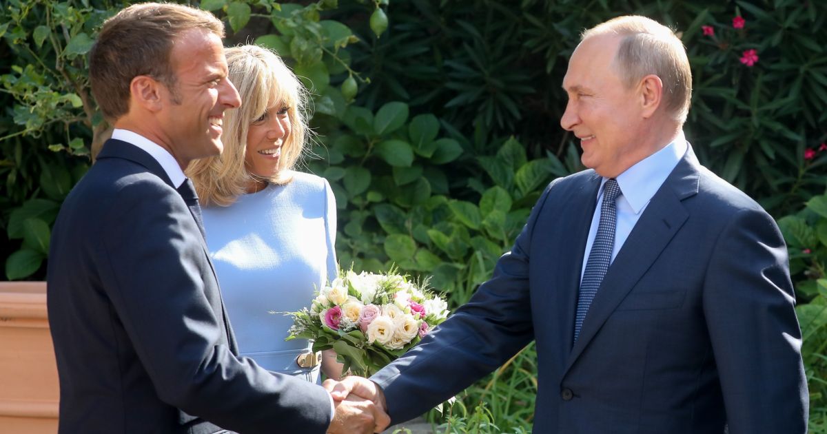 Brigitte Macron et le président Emmanuel Macron accueillent le ...
