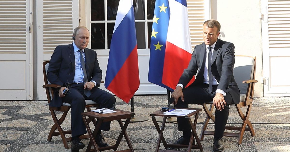 Le président Emmanuel Macron accueille le président Vladimir Poutine au ...