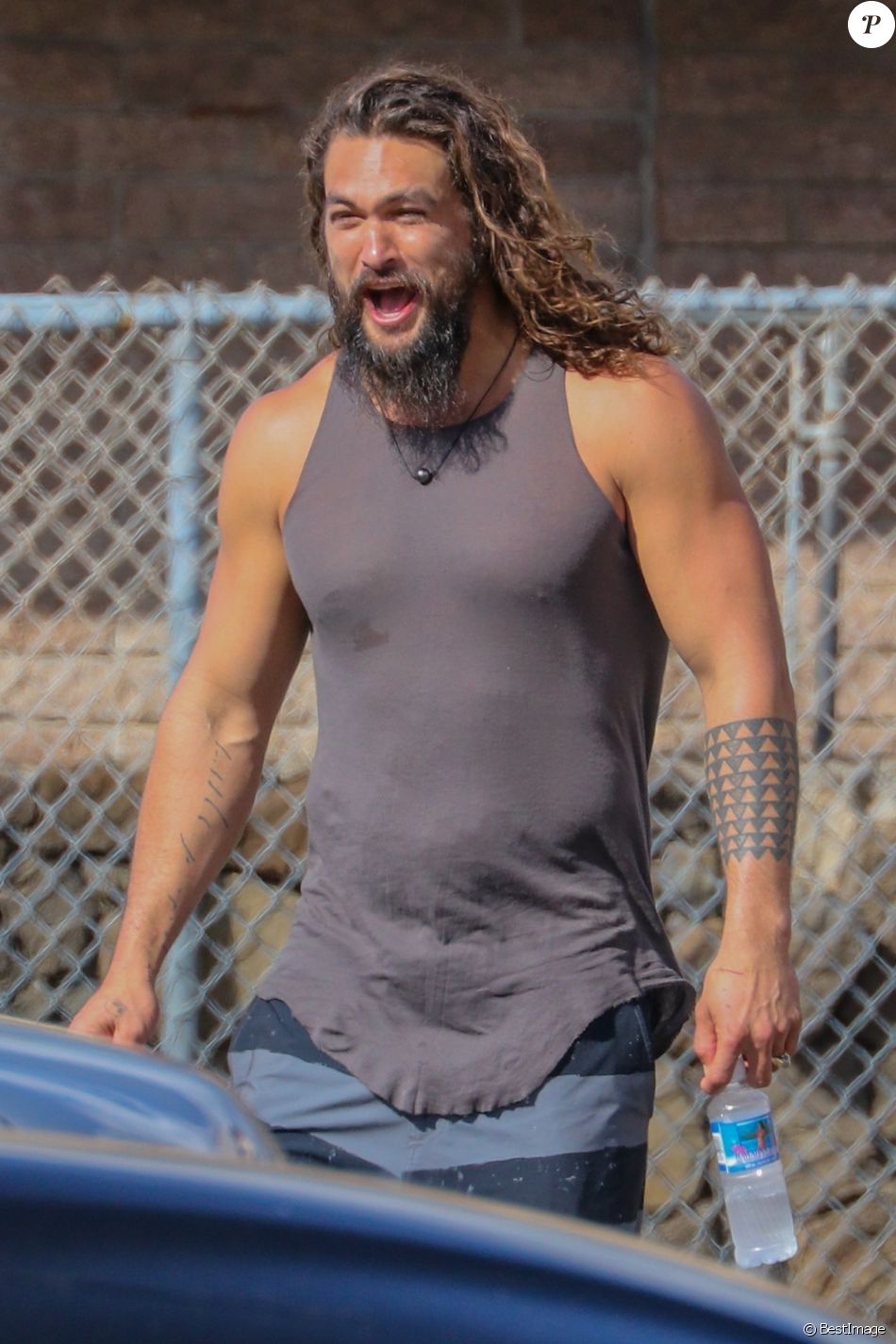 Exclusif - Jason Momoa fait du surf sur la plage de Oahu à Hawaï, le 24 ...