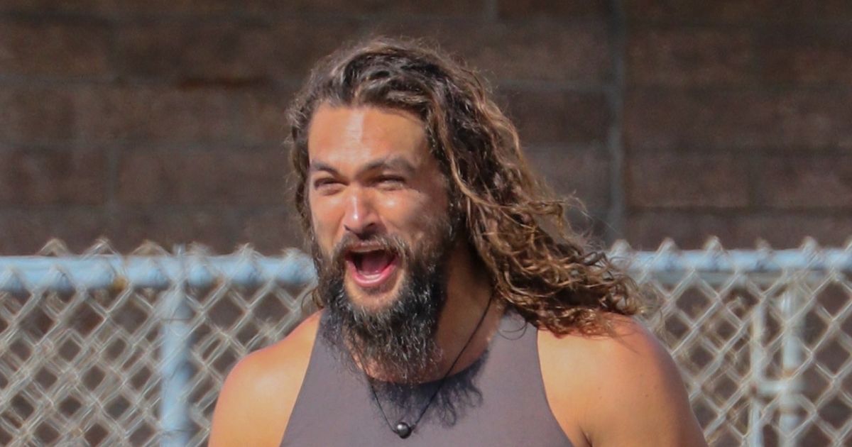 Exclusif - Jason Momoa fait du surf sur la plage de Oahu à Hawaï, le 24 ...