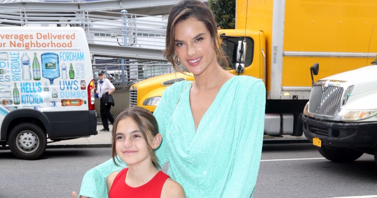 Alessandra Ambrosio et sa fille Anja Louise Ambrosio Mazur arrivent au ...