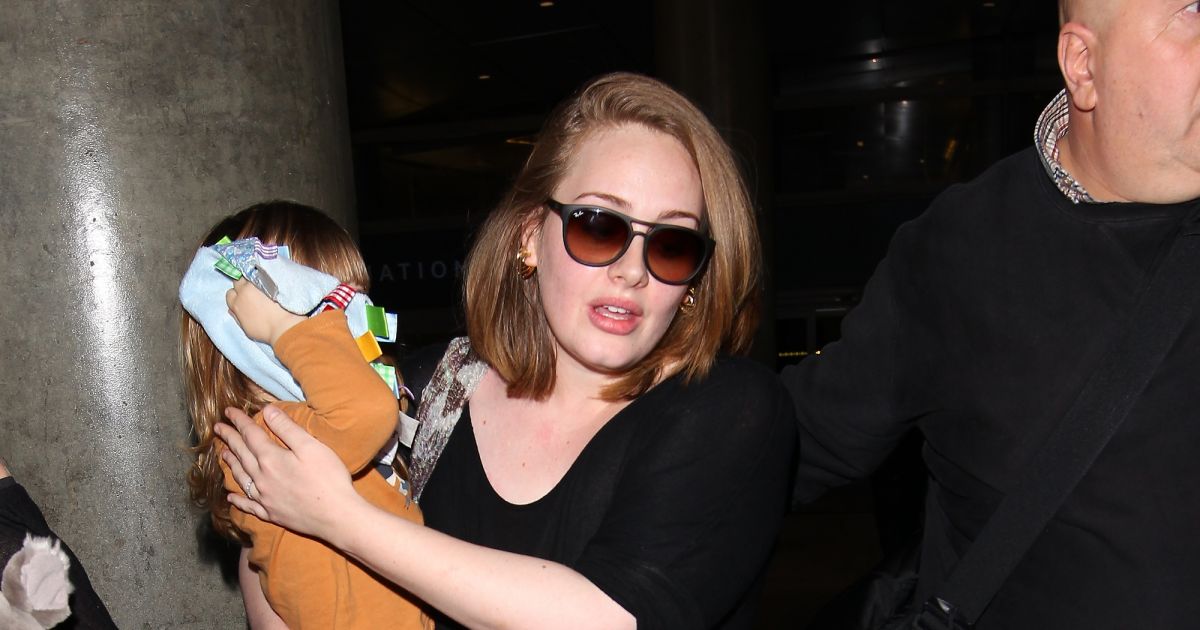 La chanteuse Adele et son fils Angelo Konecki arrivent à l'aéroport LAX ...