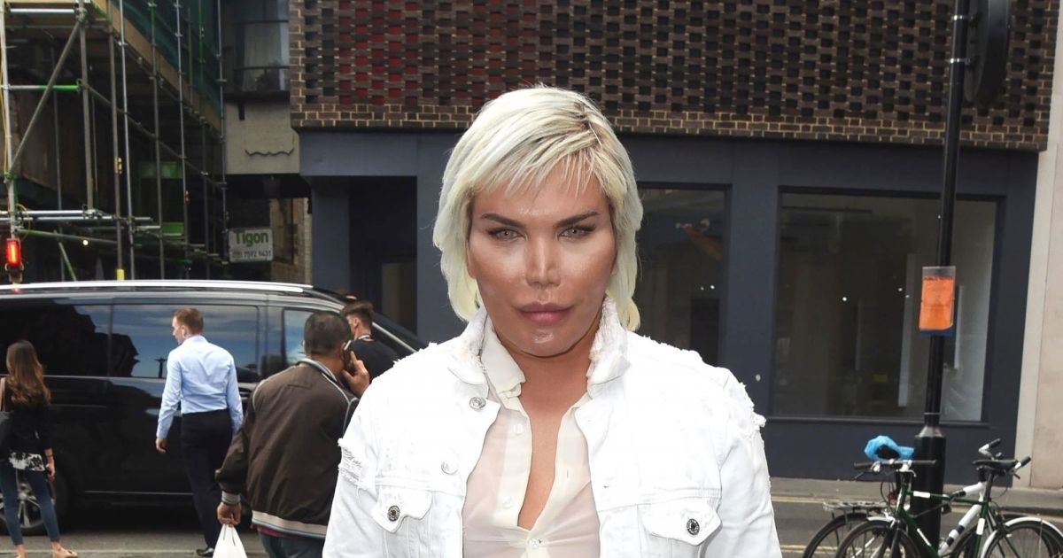 Exclusif - Le Ken humain Rodrigo Alves est allé faire du shopping dans ... Exclusif - Le Ken humain Rodrigo Alves est allé faire du shopping dans ...