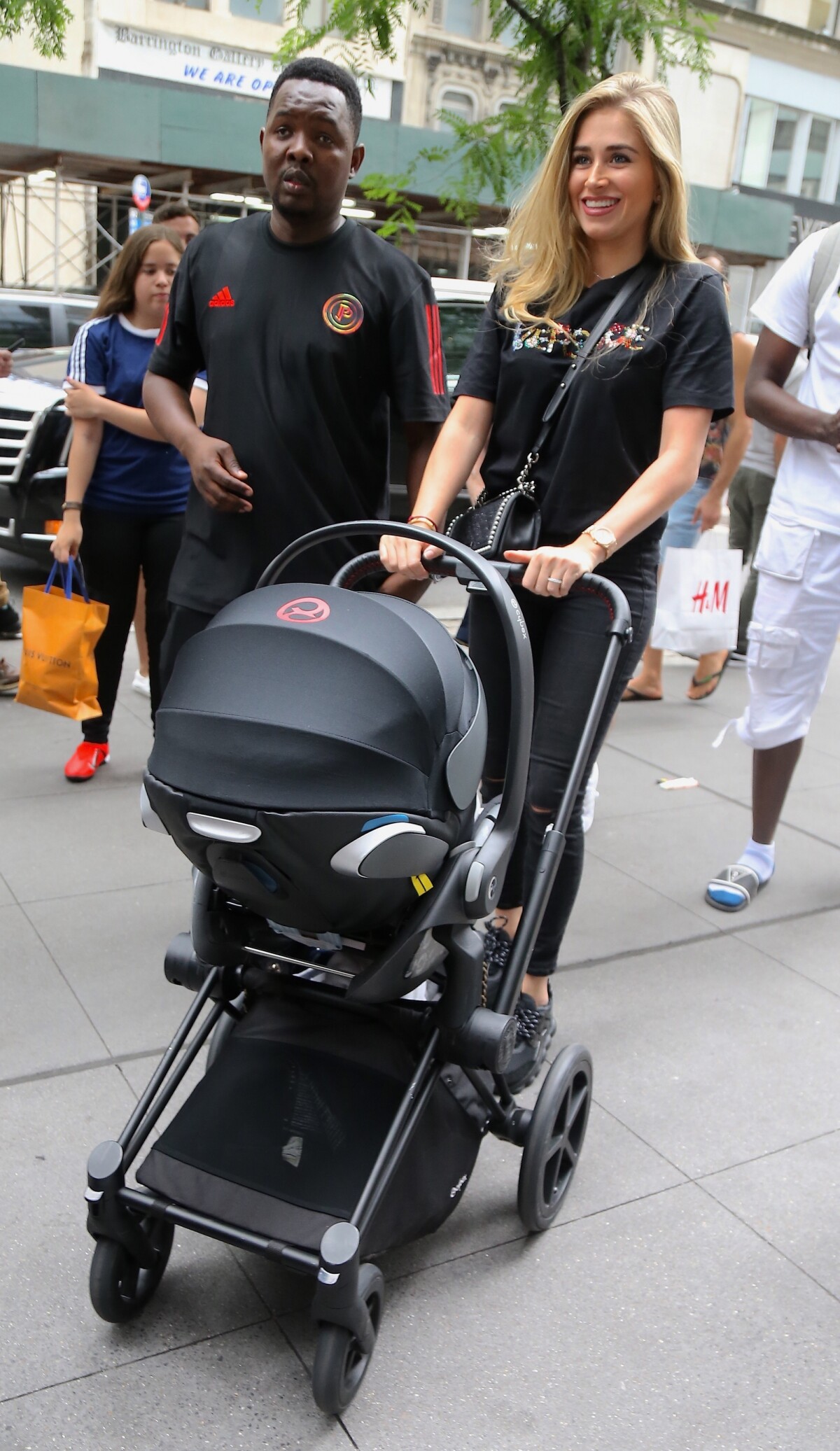 Photo : Exclusif - Maria Salaues la compagne de Paul Pogba et leur fils ...