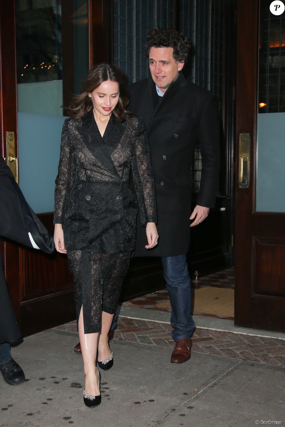 Felicity Jones et son mari Charles Guard se baladent dans les rues de ...