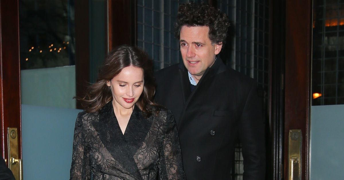 Felicity Jones et son mari Charles Guard se baladent dans les rues de ...