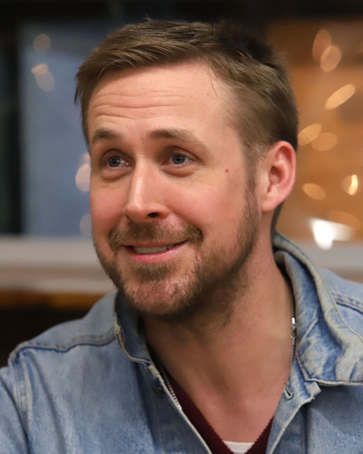 Photo : Ryan Gosling signs copies of \"Congo Stories\" at the Strand ...