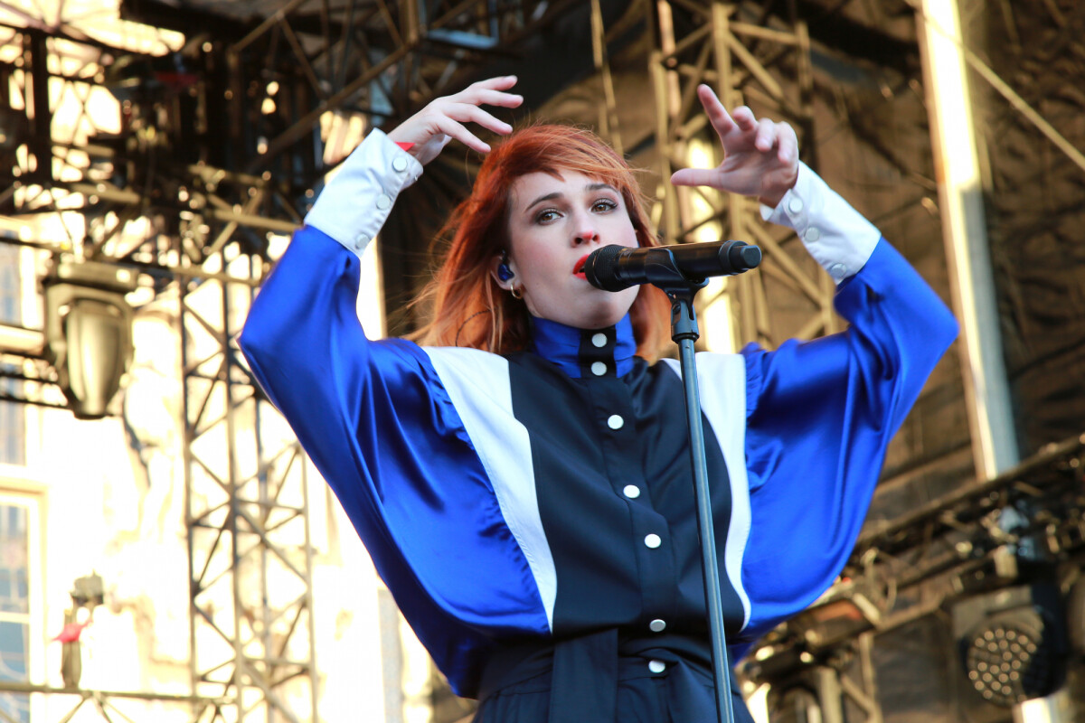 Photo : La chanteuse Suzane en concert sur le parvis de l'Hôtel de ...