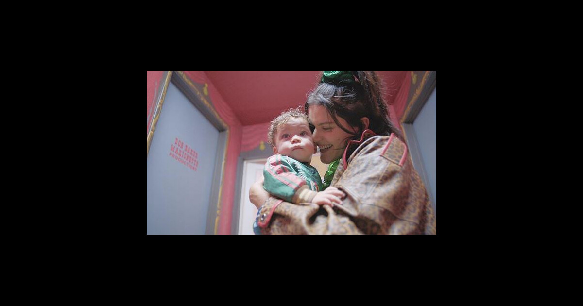 Soko : Première couverture de magazine avec son fils Indigo Blue ...