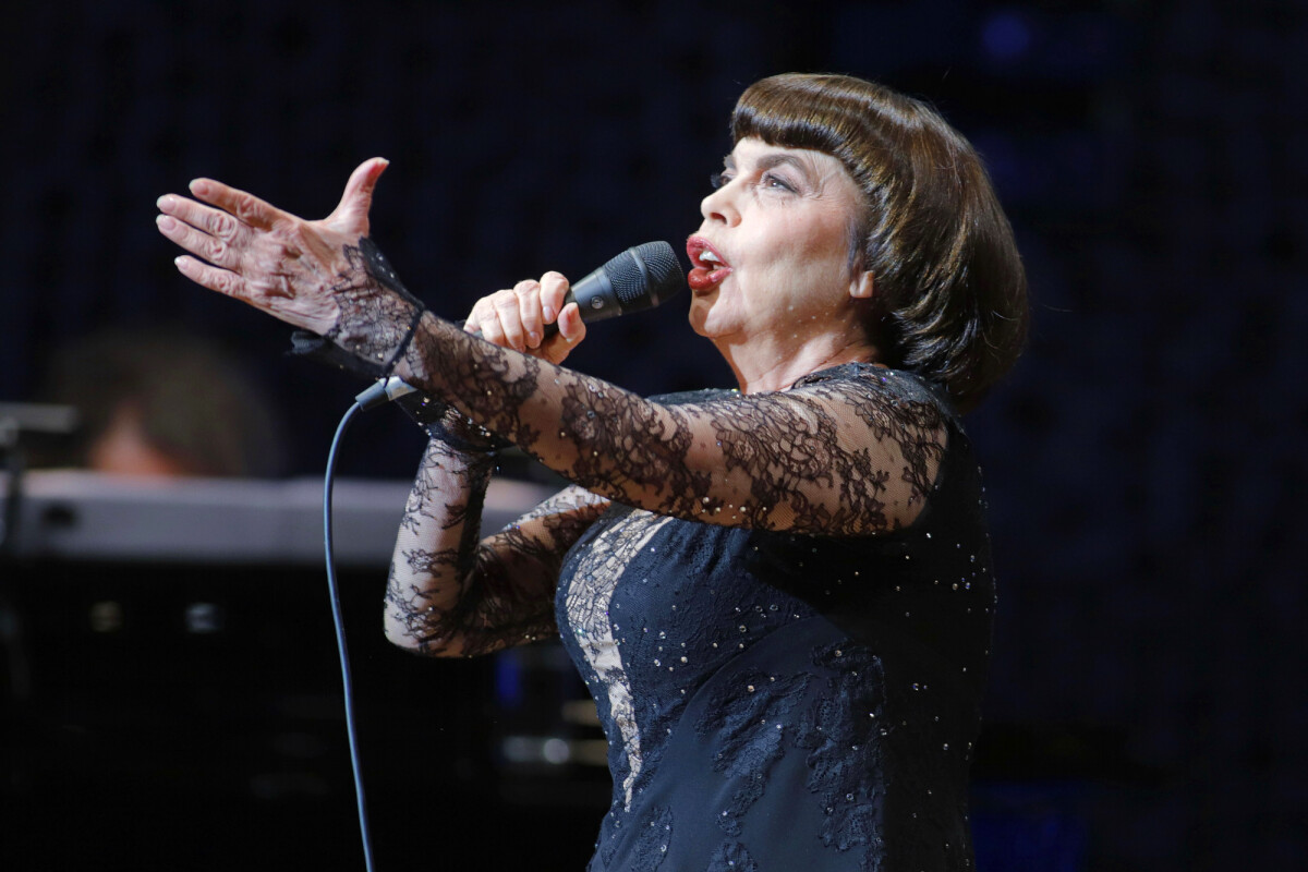 Photo : Mireille Mathieu en concert à la Philharmonie de l'Elbe à ...