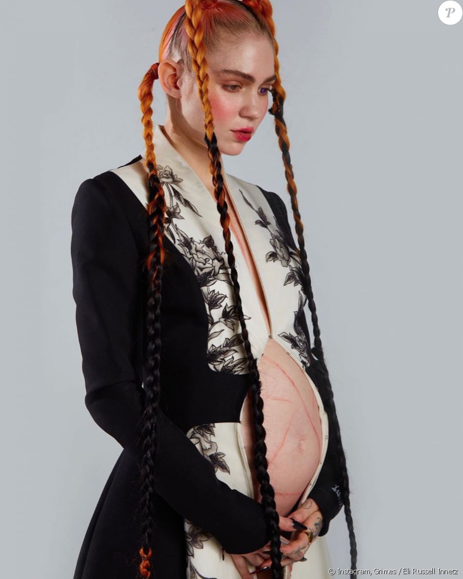 La chanteuse Grimes, enceinte. Photo par Eli Russell Innetz. Janvier ...