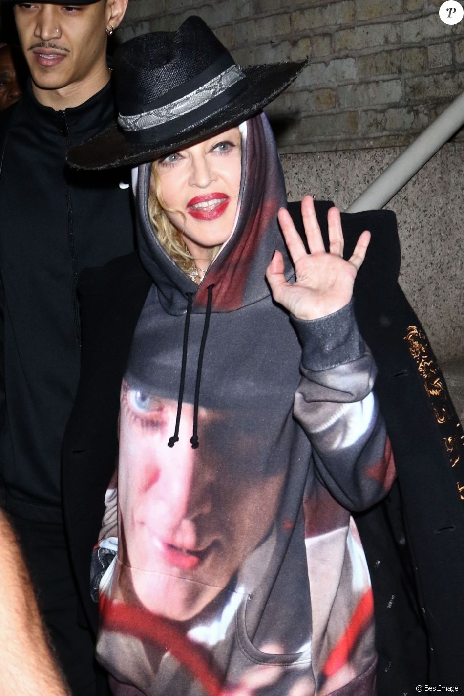 Exclusif - Madonna porte un sweat Orange Mécanique à la sortie de la ...