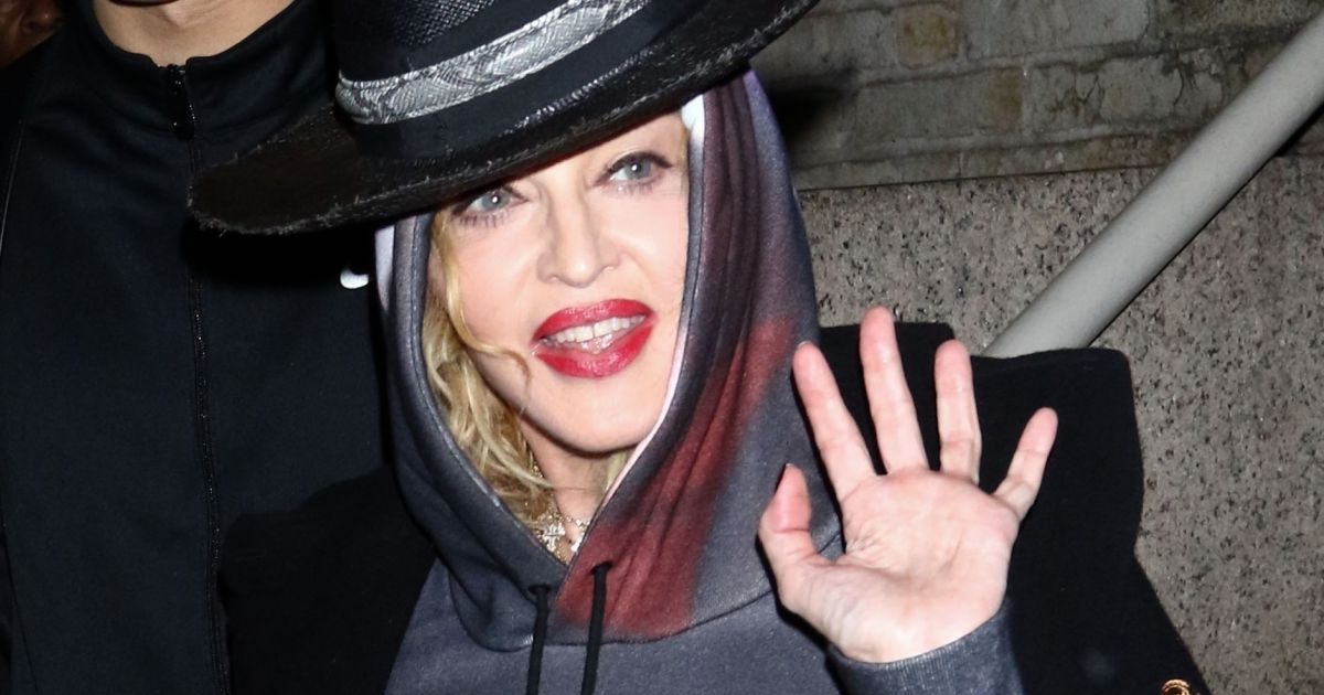 Exclusif - Madonna porte un sweat Orange Mécanique à la sortie de la ...