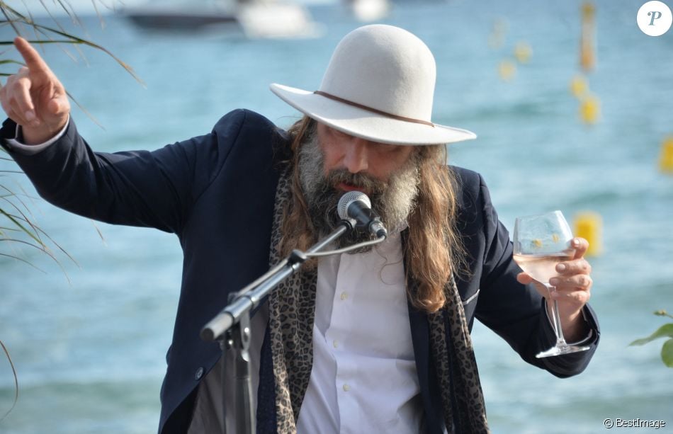 Sébastien Tellier - Live de Sébastien Tellier sur la plage de la Villa ...