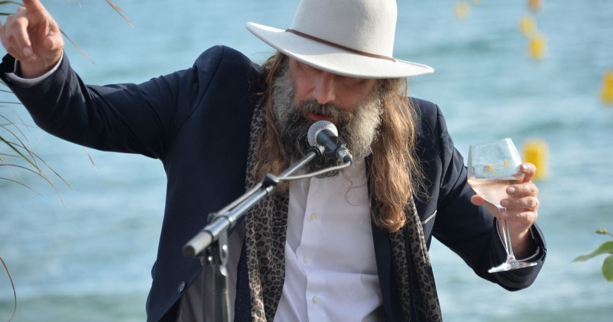 Sébastien Tellier - Live de Sébastien Tellier sur la plage de la Villa ...