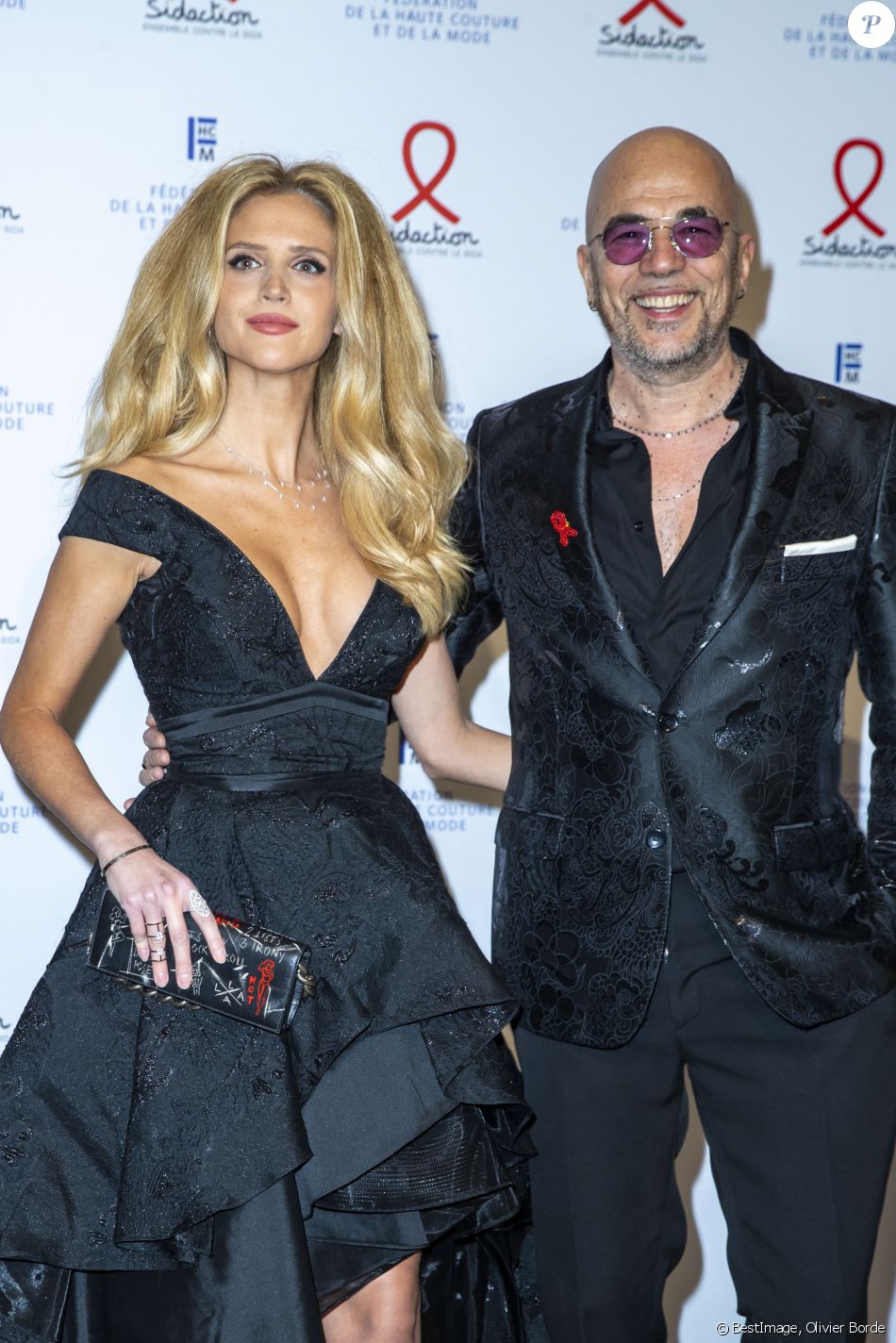 Pascal Obispo et sa femme Julie Hantson lors du photocall de la 18ème ...