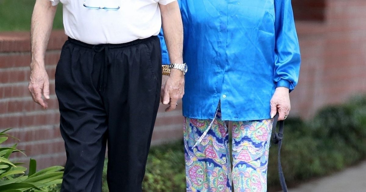 Exclusif - Jackie Stallone et son mari Stephen Marcus Levin se baladent ...