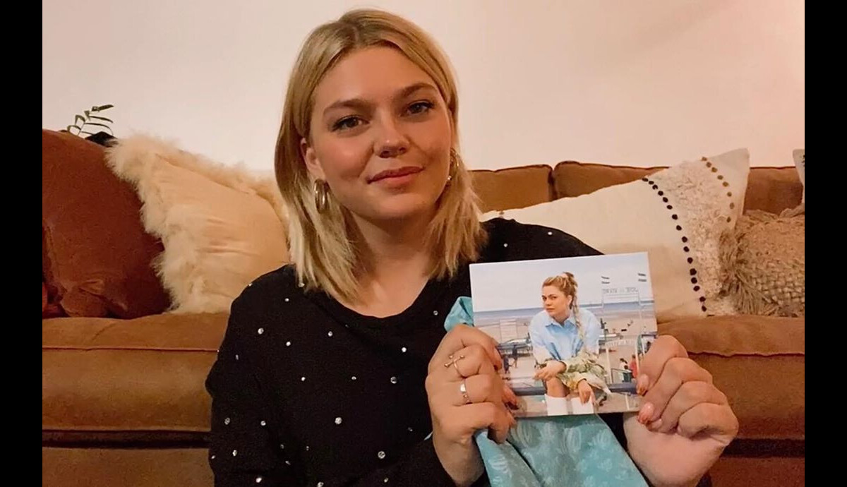 Photo : Louane pose avec son nouveau disque, sur Instagram. - Purepeople