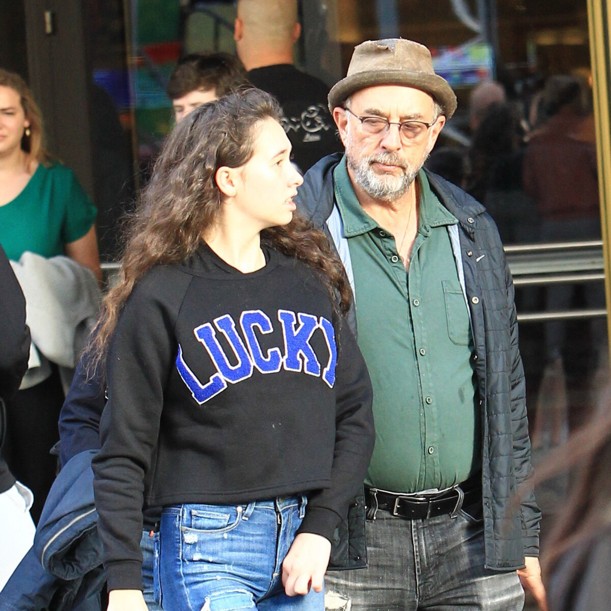 Photo : Exclusif - Richard Schiff fait du shopping avec sa fille Ruby à ...