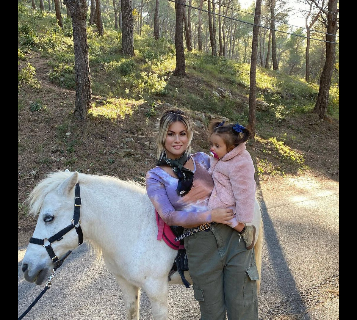 Photo : Carla Moreau et sa fille Ruby, le 11 octobre - Purepeople