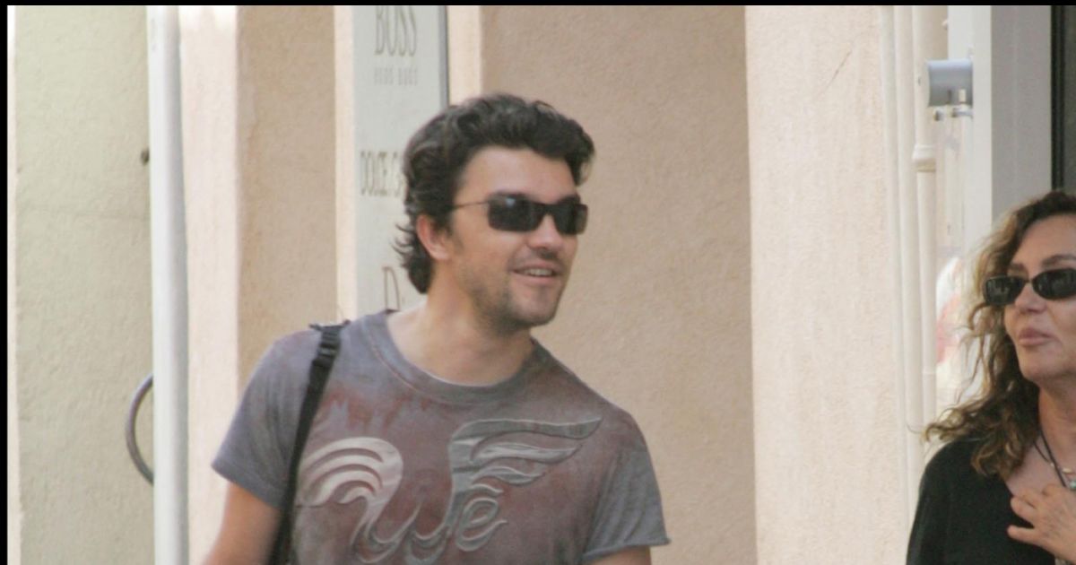 Caroline Cellier et son fils Nicolas Poiret dans les rues de Saint ...