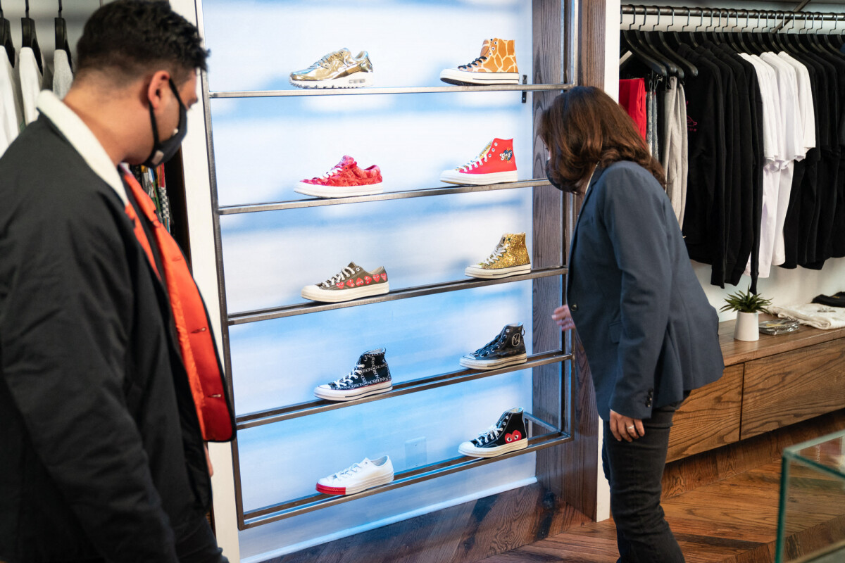 Photo : Kamala Harris en visite au Social Status Clothing Store à ...