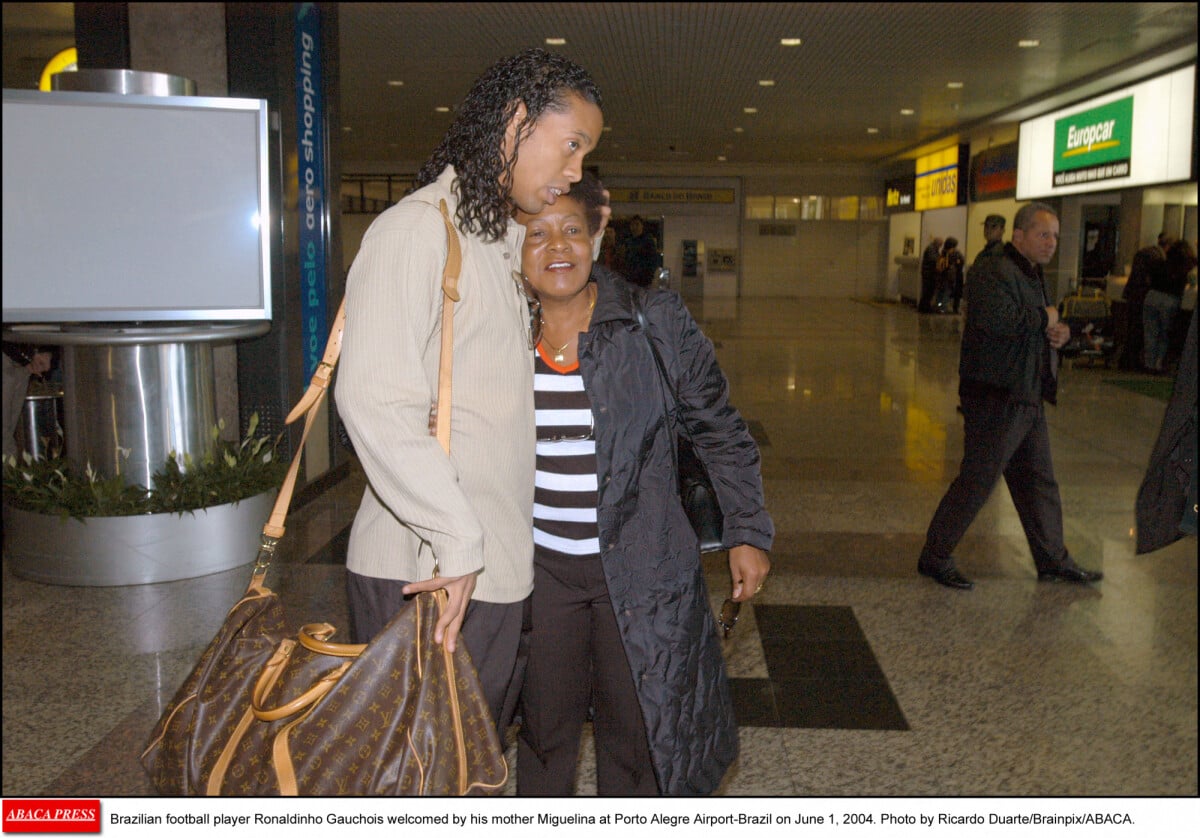 Photo : Exclusif - Ronaldinho et sa mère Miguelina à Paris en novembre ...