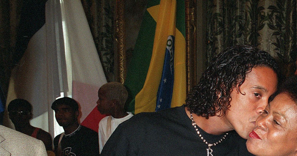 Ronaldinho et sa mère Miguelina à Paris en juillet 2002. - Purepeople