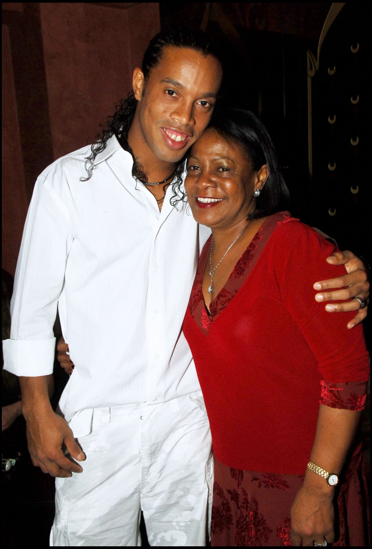 Photo : Exclusif - Ronaldinho et sa mère Miguelina à Paris - Purepeople