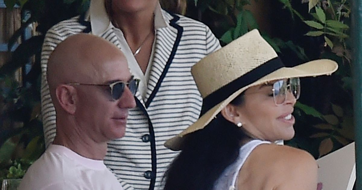 Jeff Bezos avec sa compagne Lauren Sanchez et des amis, David Geffen ...