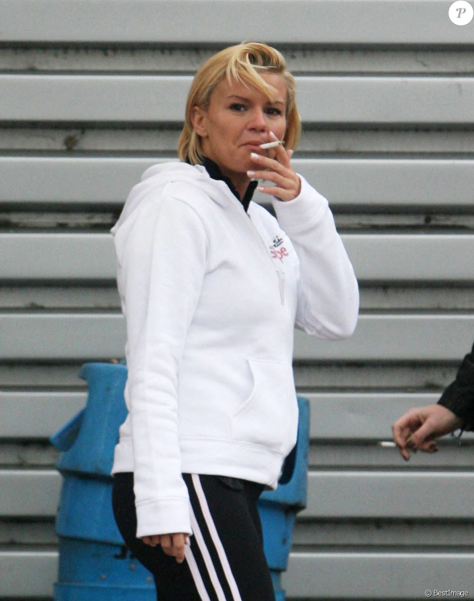 Exclusif - Kerry Katona fume une cigarette. - Purepeople