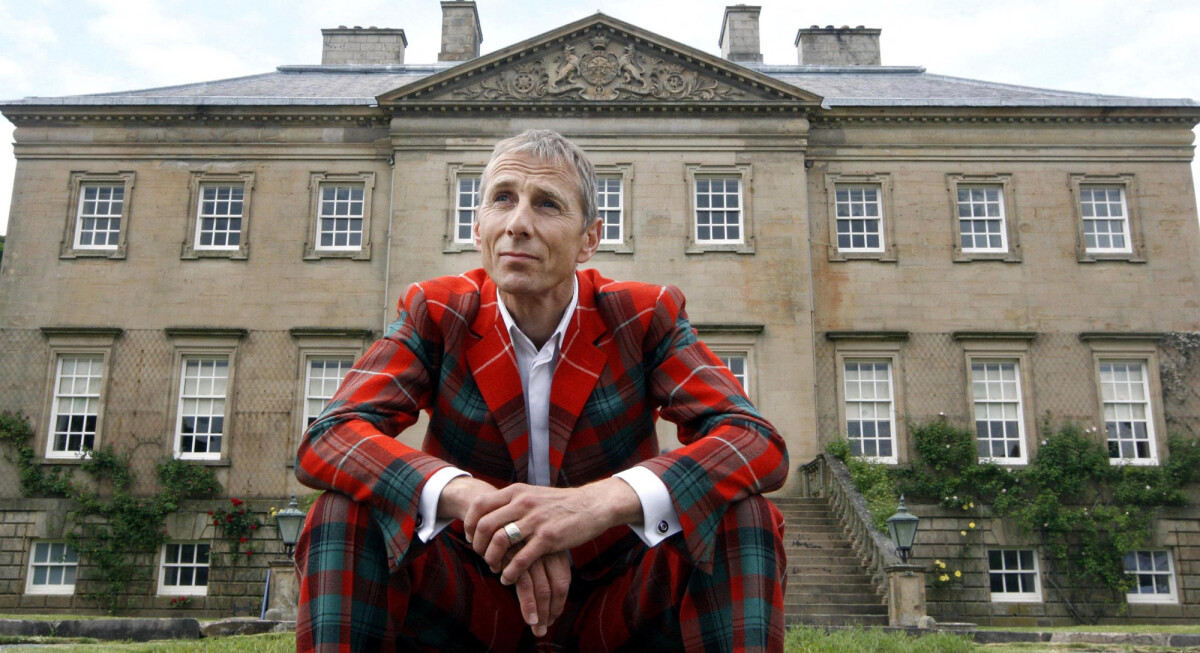 Photo : John Crichton-Stuart devant la Dumfries house - Purepeople