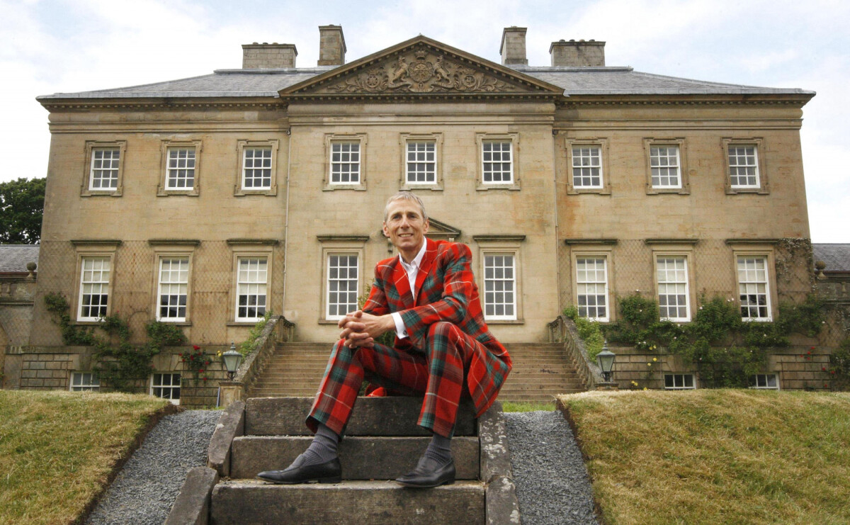 Photo : John Crichton-Stuart, en 2008, devant la Dumfries house ...