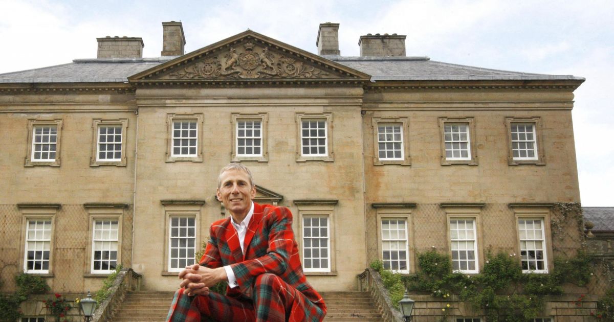 John Crichton-Stuart, en 2008, devant la Dumfries house - Purepeople