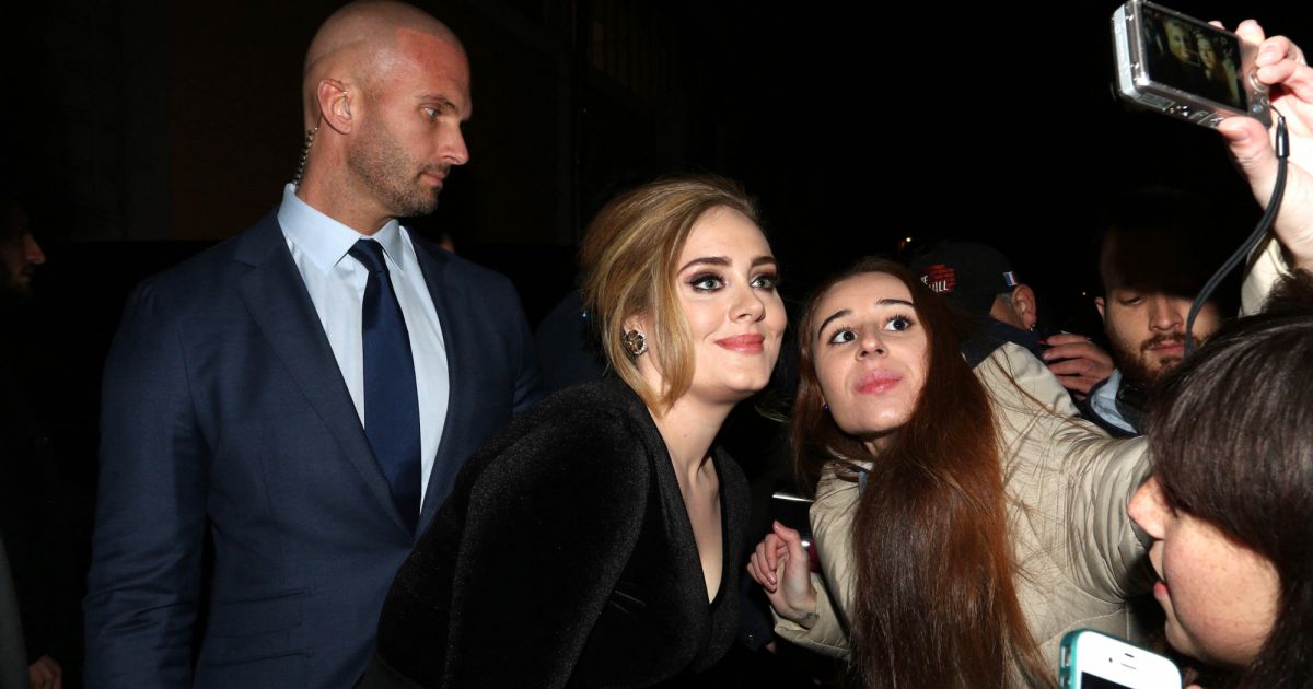 La chanteuse Adele rencontre ses fans lors de son arrivée à Milan en ...