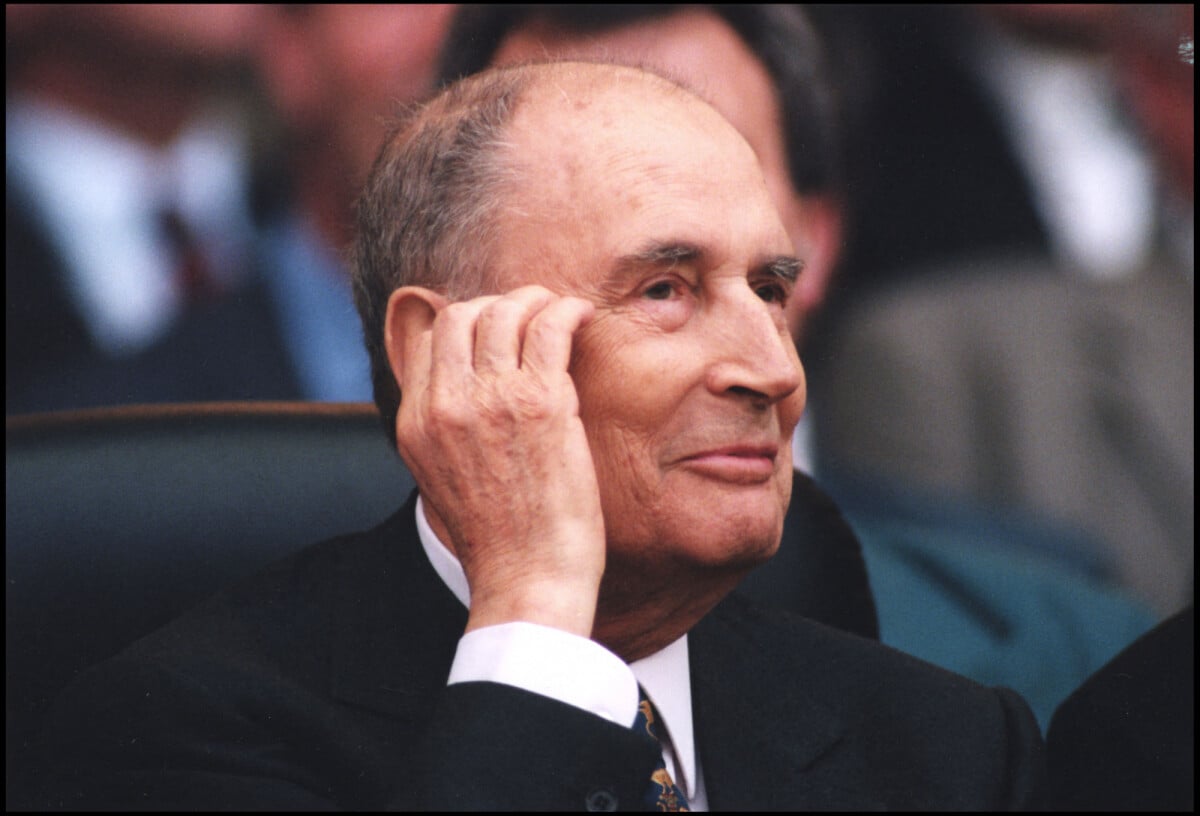Photo : François Mitterrand au Parc des Princes. - Purepeople