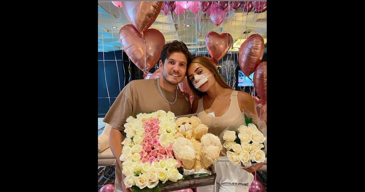 Sébastien Dubois avec Léa Mary après sa rhinoplastie, octobre 2020 ...