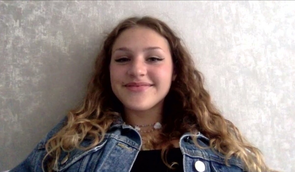 Photo : Lou en interview Zoom pour Purepeople. - Purepeople
