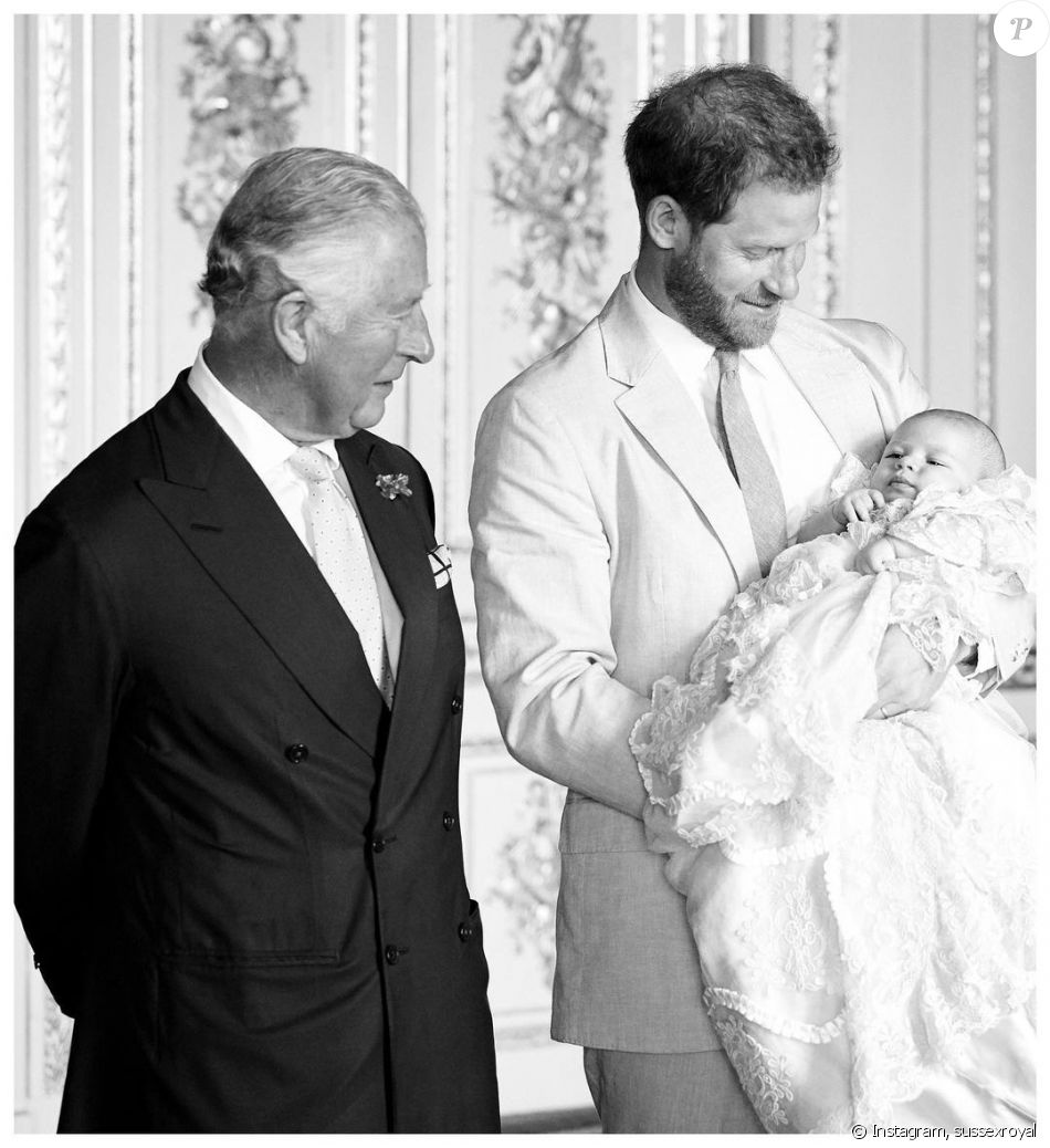 Le prince Charles pose avec son petit-fils Archie Mountbatten-Windsor ...