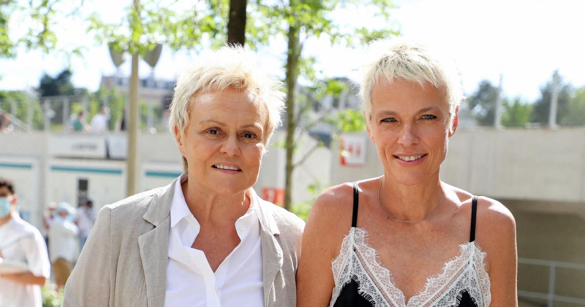 Muriel Robin et sa femme Anne Le Nen dans les allées lors des ...